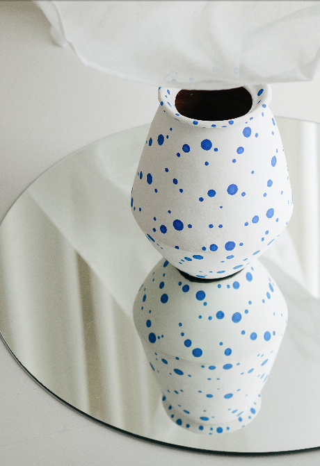 Dotted vase – The Straw