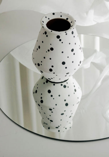 Dotted vase – The Straw